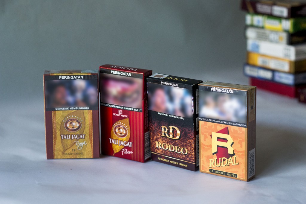 Kreasi Vas Bunga dari Bungkus Rokok Karya Taman Baca Baraoi – Bungkus Rokok