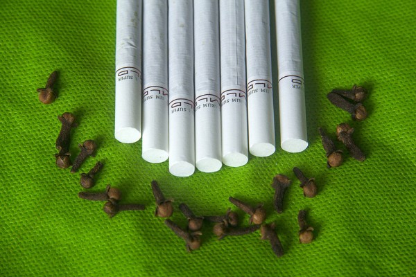 Pesan dari Satu Batang Rokok yang Dibalik – Bungkus Rokok