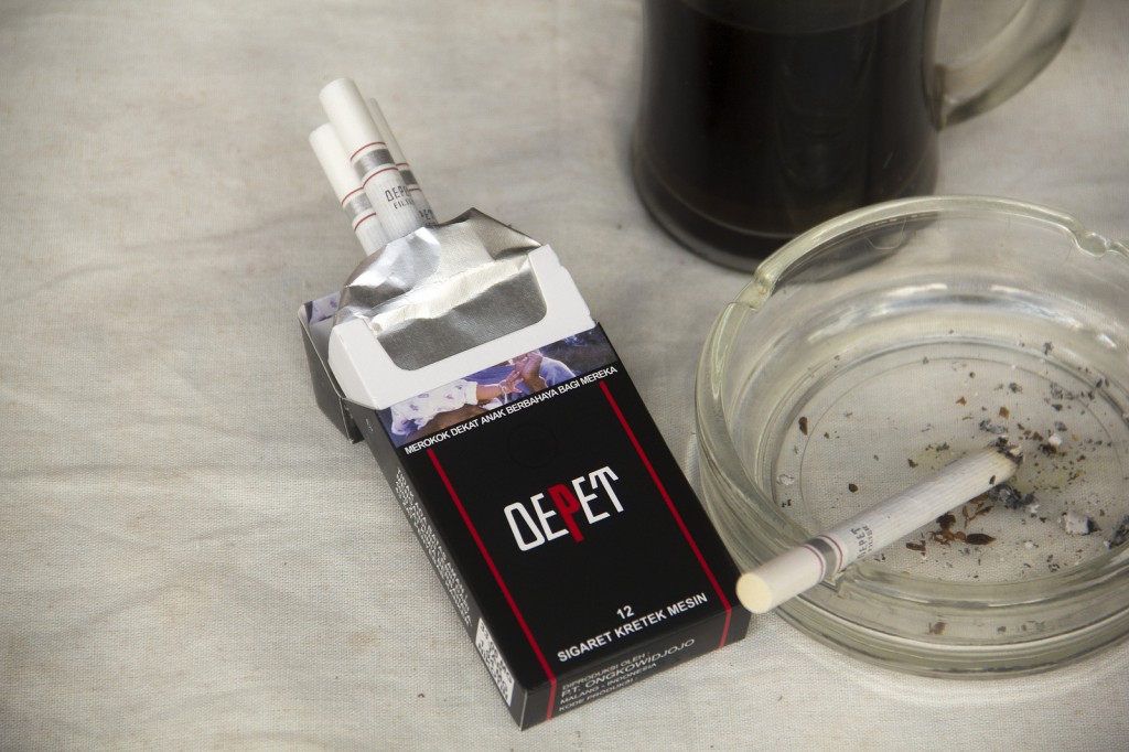 Hari Bermula dari Secangkir Kopi dan Sebatang Rokok Kretek – Bungkus Rokok
