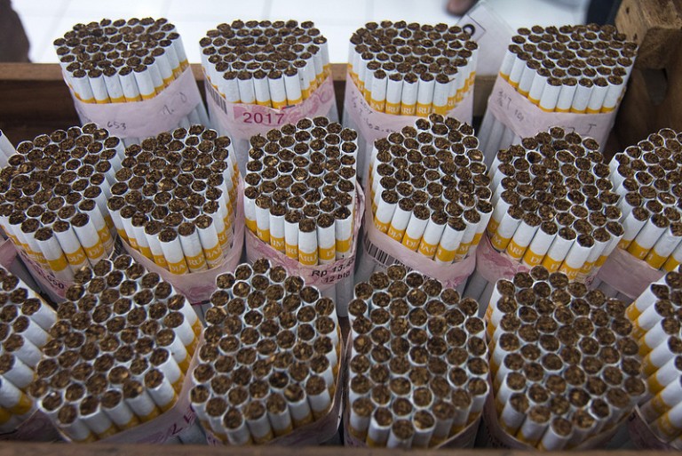 Cigarette Dispenser, Bukan Kotak Rokok Biasa – Bungkus Rokok