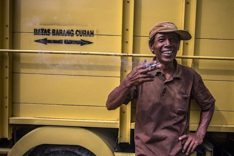 Orang Merokok, Iklan Rokok, dan Muhajir Effendy – Bungkus Rokok
