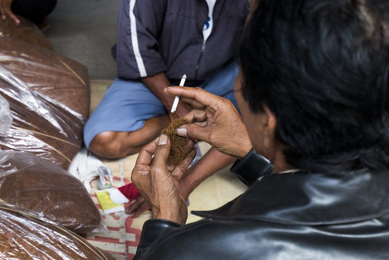 Tahapan Proses Pembuatan Rokok Kretek Tangan – Bungkus Rokok