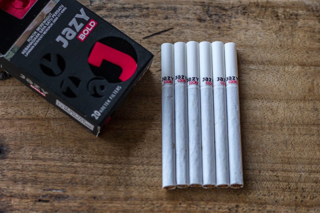 Jazy Bold: Bungkus Rokok yang Dominasi Hitam – Bungkus Rokok